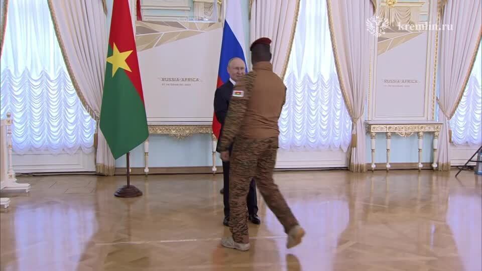 Владимир Путин провел рабочую встречу с президентом Буркина Фасо